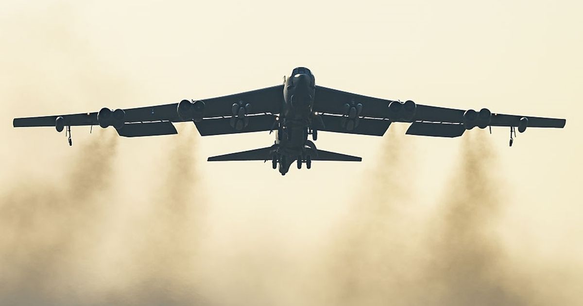 تحطم قاذفة أمريكية من طراز B-52 في كاليفورنيا (شاهد)